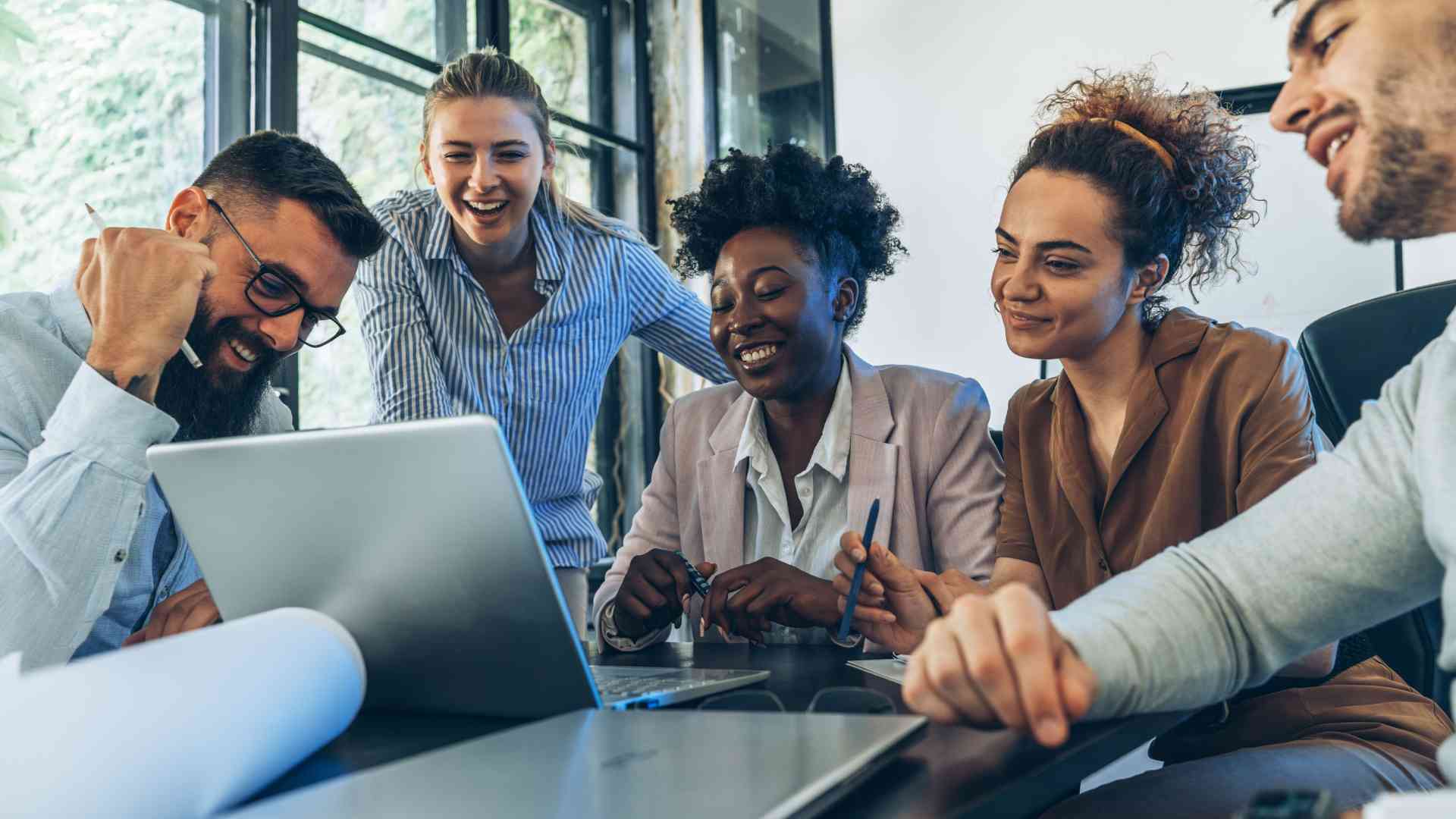Equipo multidisciplinario en tu estrategia de comunicación